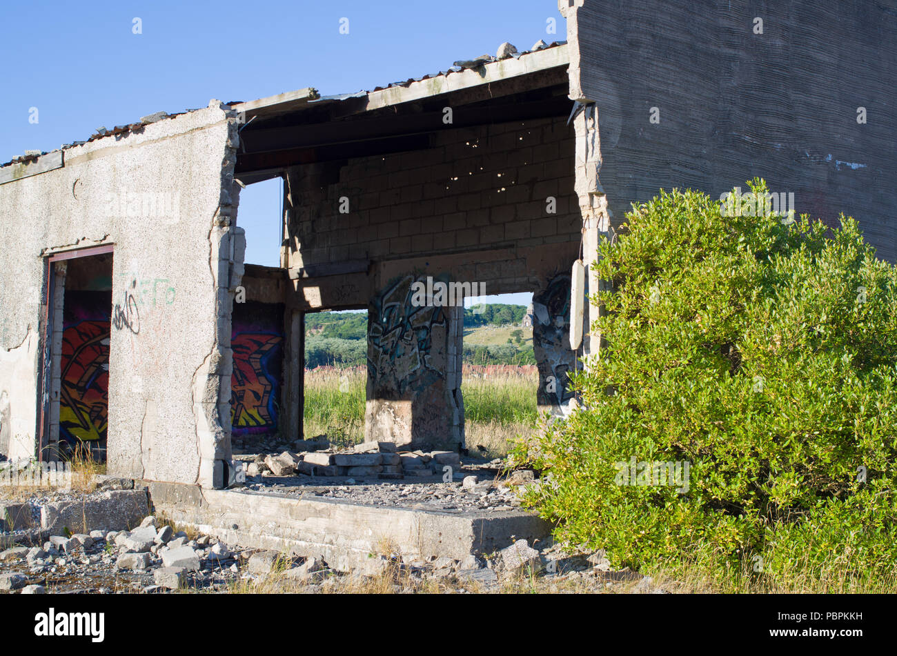 Old concrete building hi-res stock photography and images - Alamy
