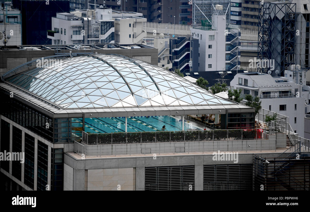 Tokyo, Japan. 25th July, 2018. Swimming pool on a roof in Tokyo. Credit ...