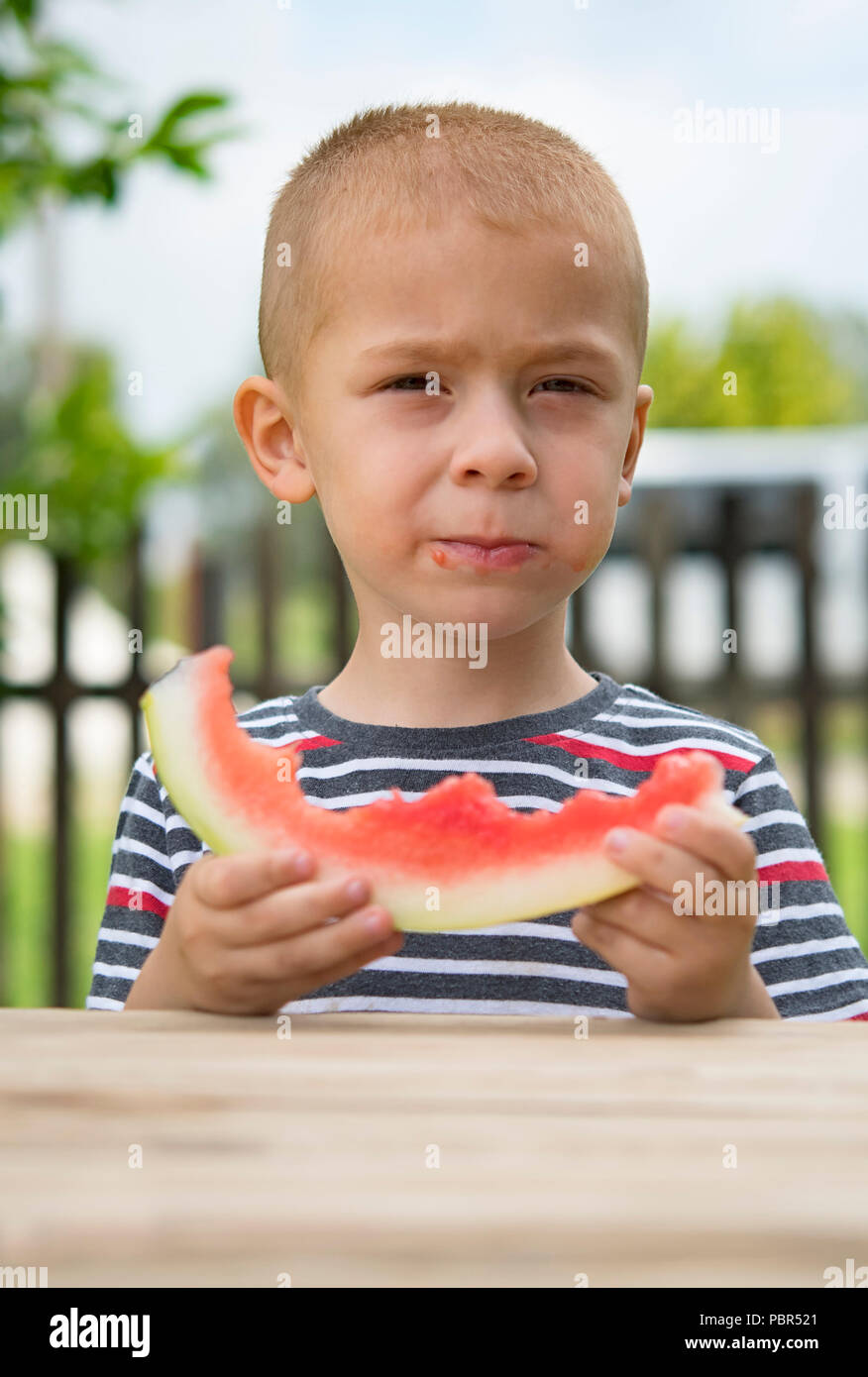 Kids eating watermelon hi-res stock photography and images - Alamy
