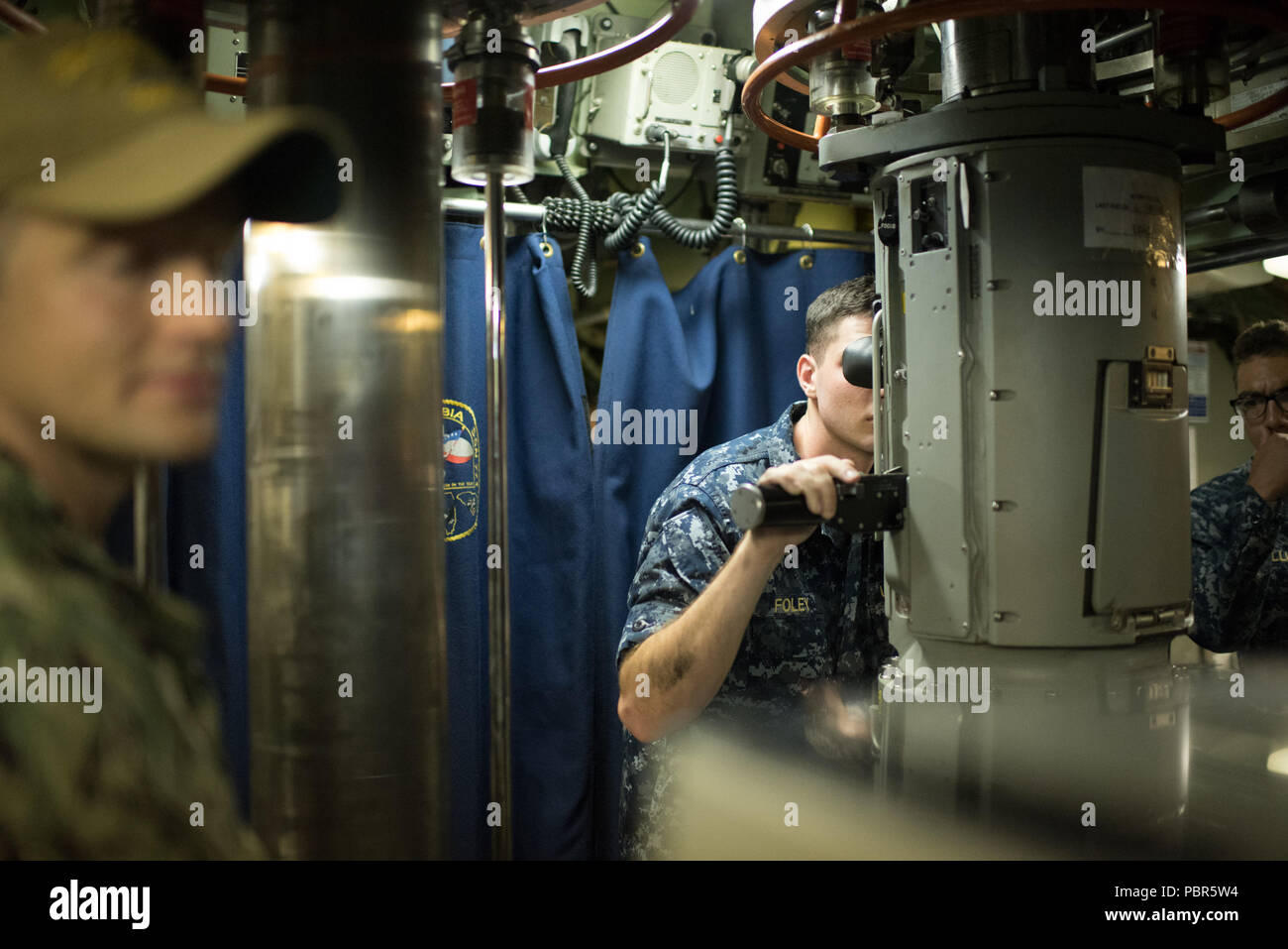 Periscope los angeles class submarine hi-res stock photography and ...
