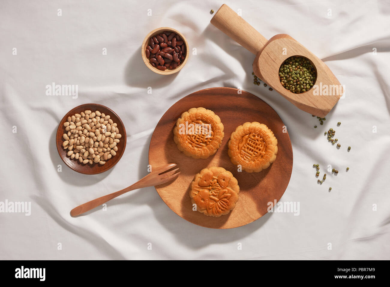 Mid autumn festival snacks hi-res stock photography and images - Alamy