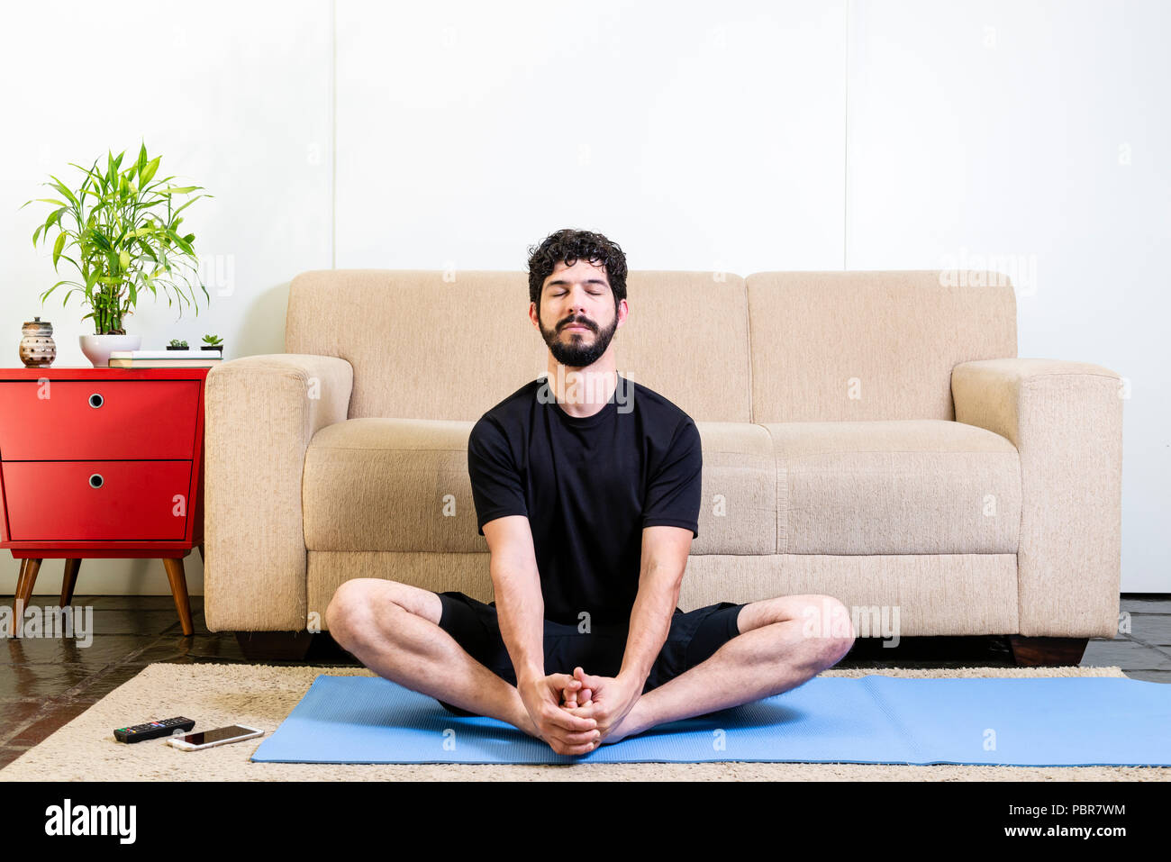 Closed body posture hi-res stock photography and images - Alamy