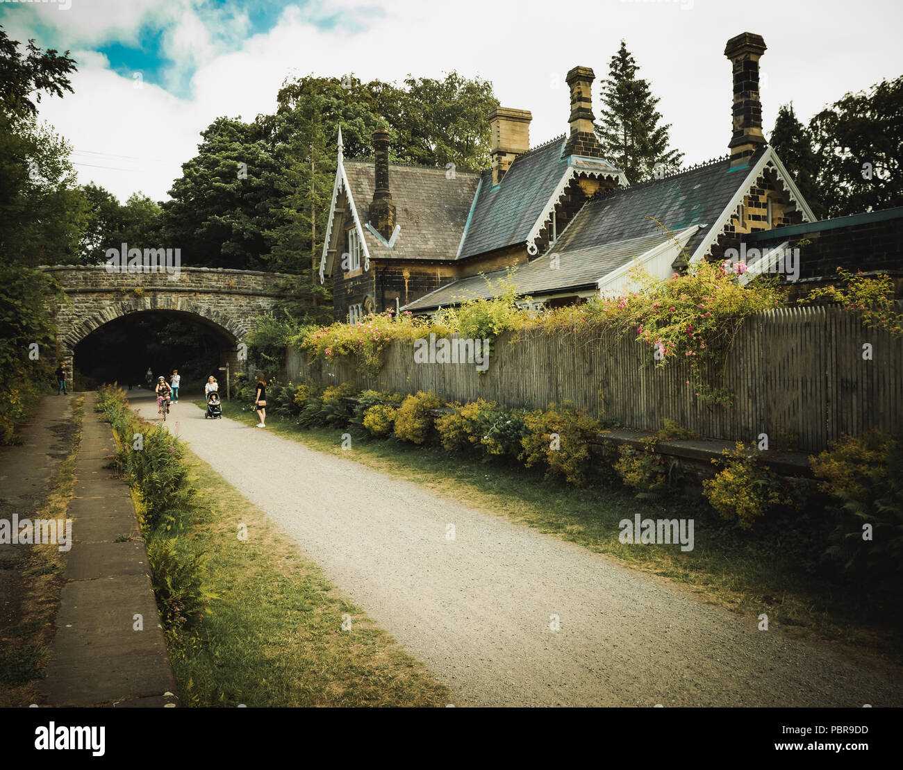 Traditional english houses hi-res stock photography and images - Alamy
