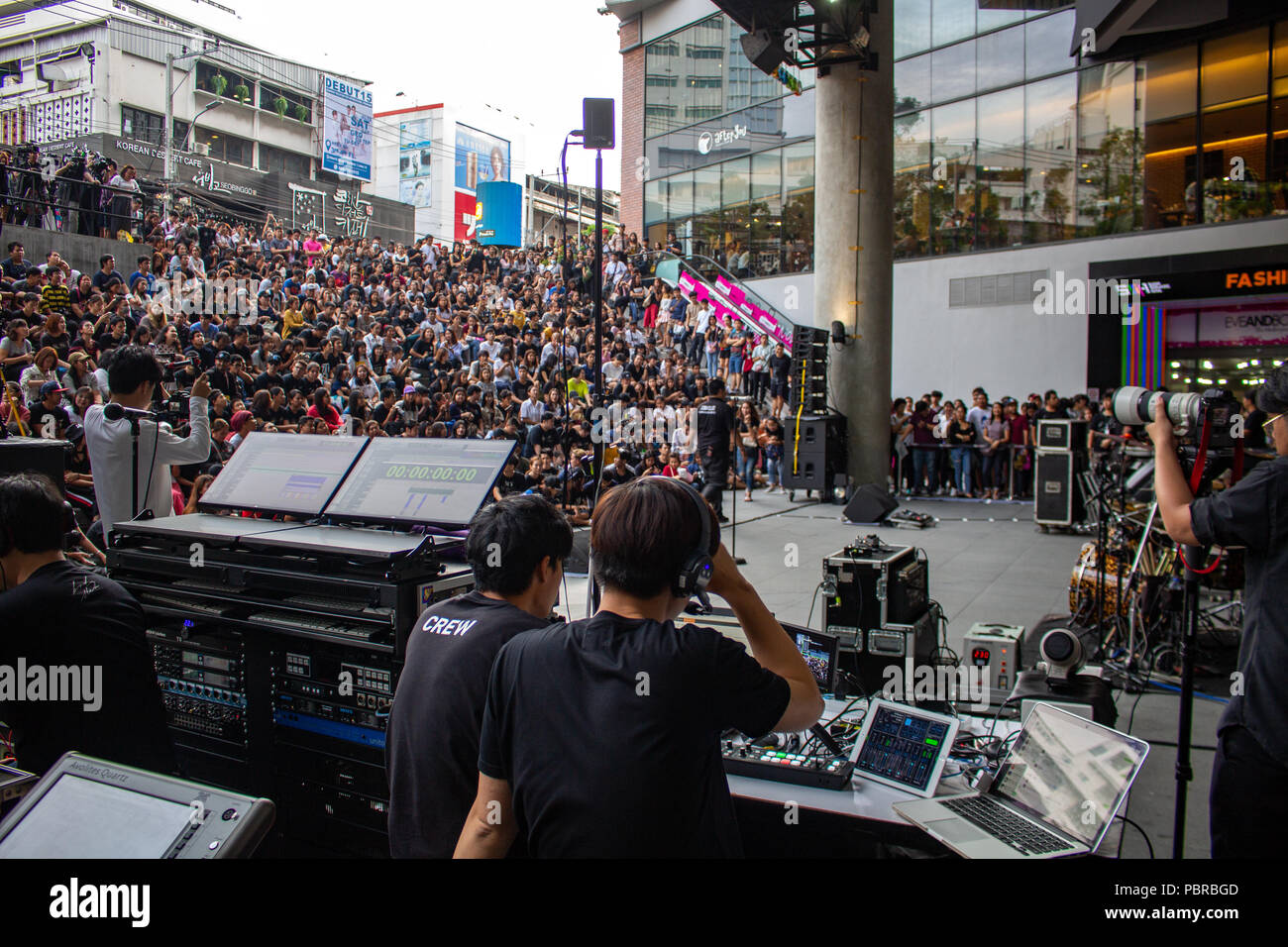 Crowd waiting concert hi-res stock photography and images - Alamy