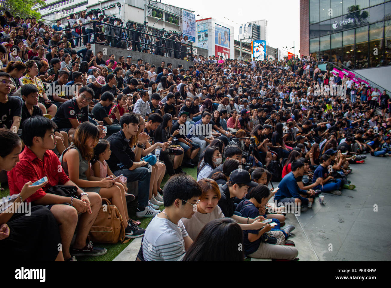 Crowd waiting concert hi-res stock photography and images - Alamy
