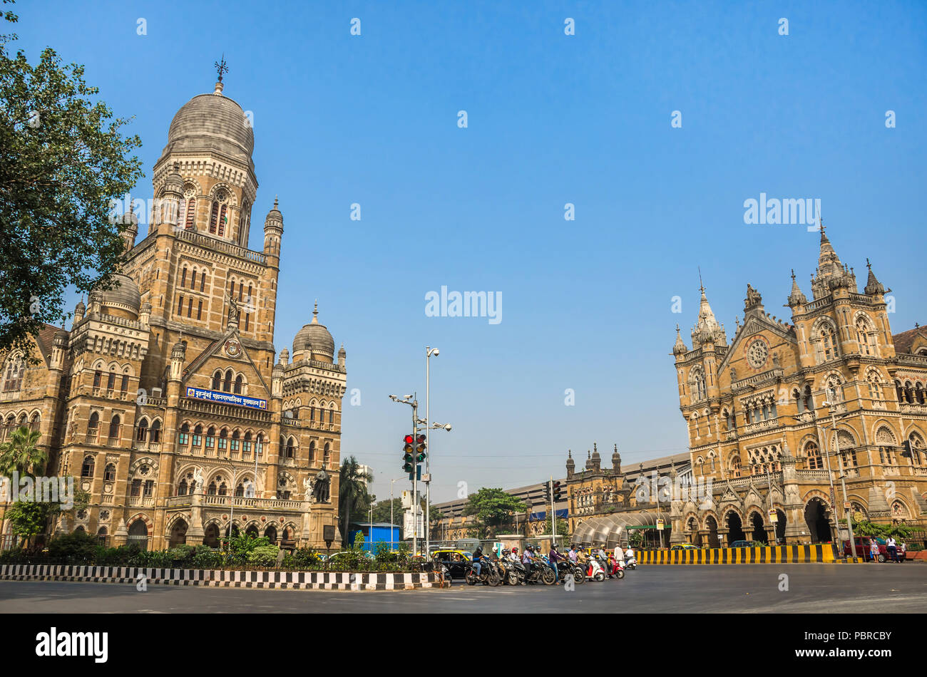 Municipal Corporation Building (BMC) with statue of Phiroz Shah Mehta ...