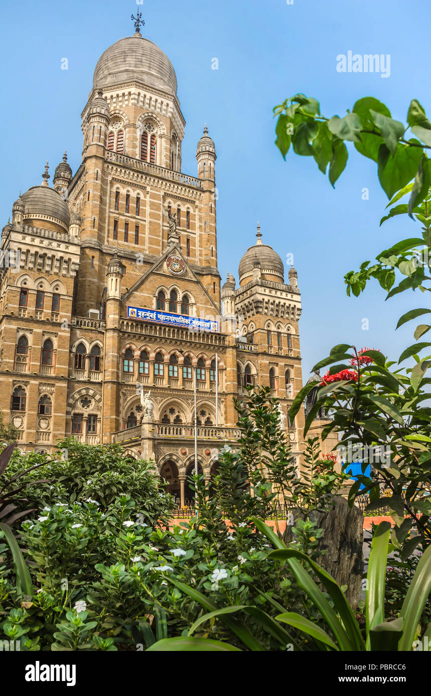 Municipal Corporation Building (BMC) with statue of Phiroz Shah Mehta ...