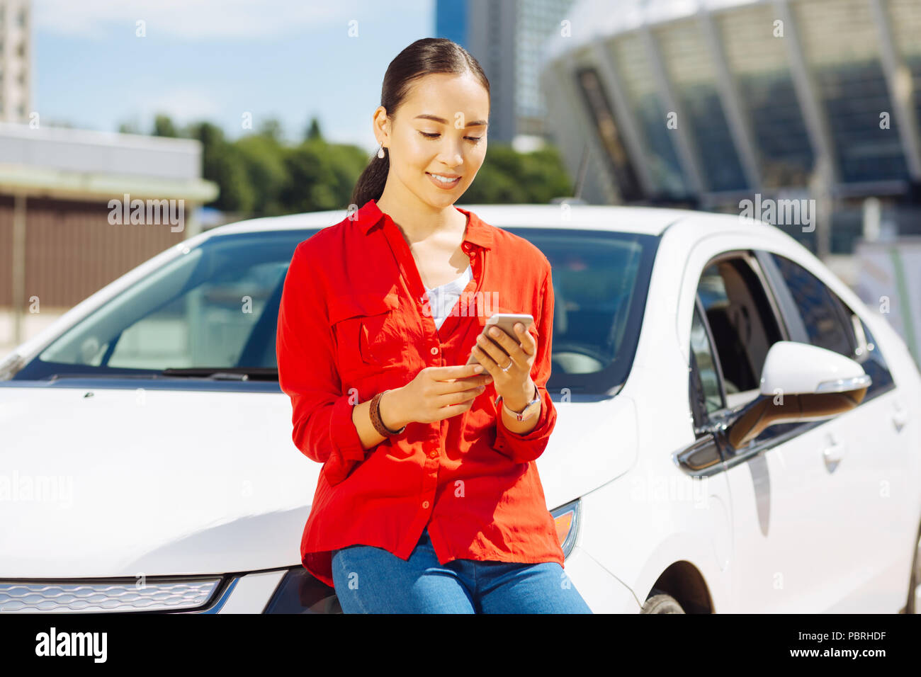 Woman smartphone leaning car hi-res stock photography and images - Alamy