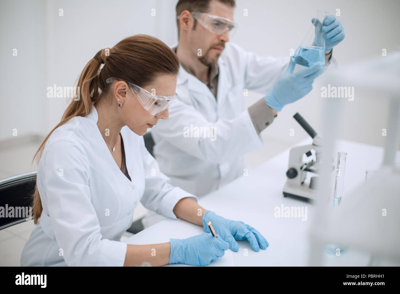 two scientists work in the laboratory Stock Photo - Alamy