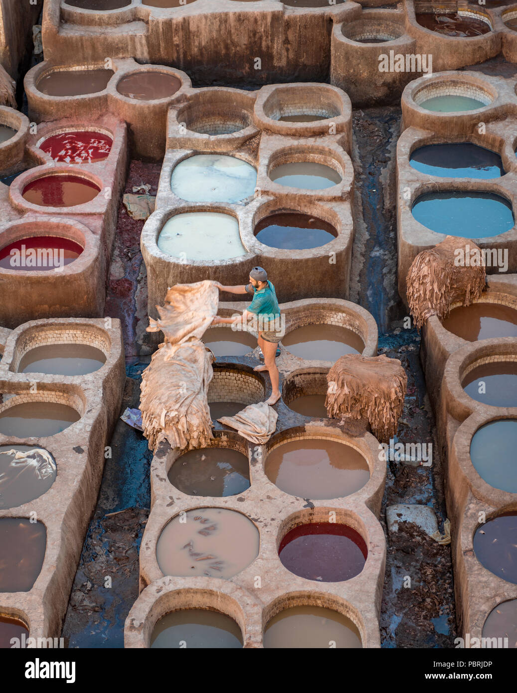 Worker dyeing leather, basin with paint, dyeing, tannery Tannerie ...