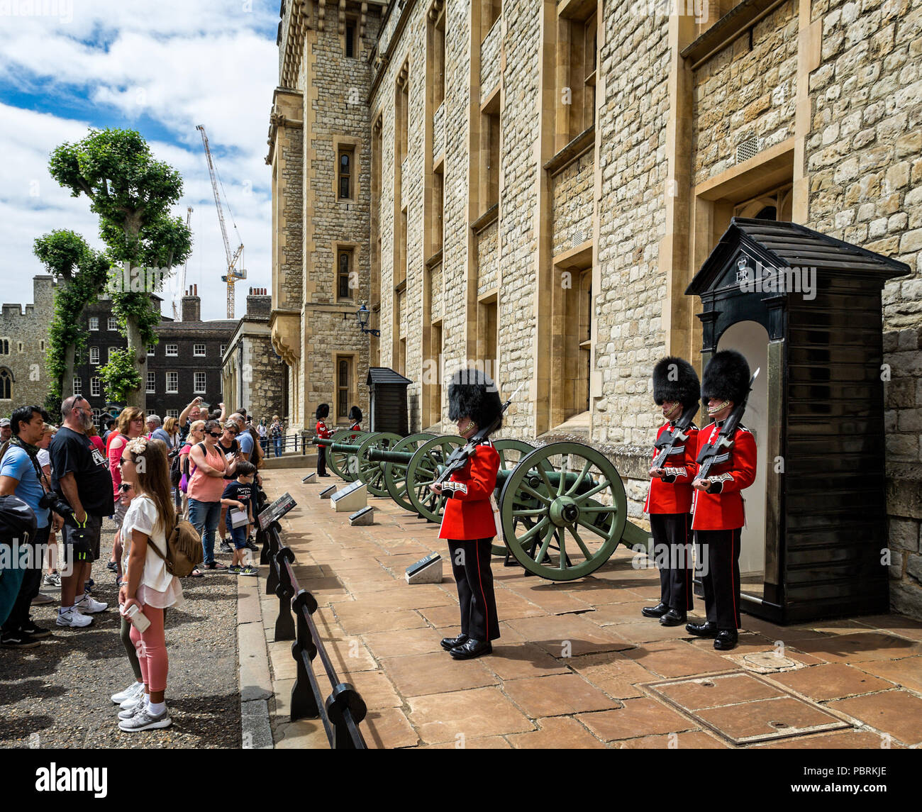 Bearskin hats hi-res stock photography and images - Alamy