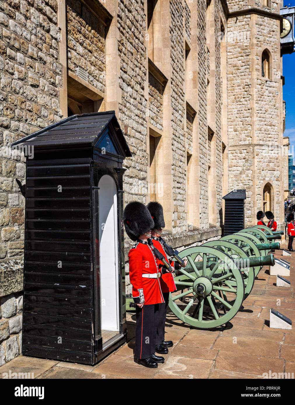Bearskin hats hi-res stock photography and images - Alamy