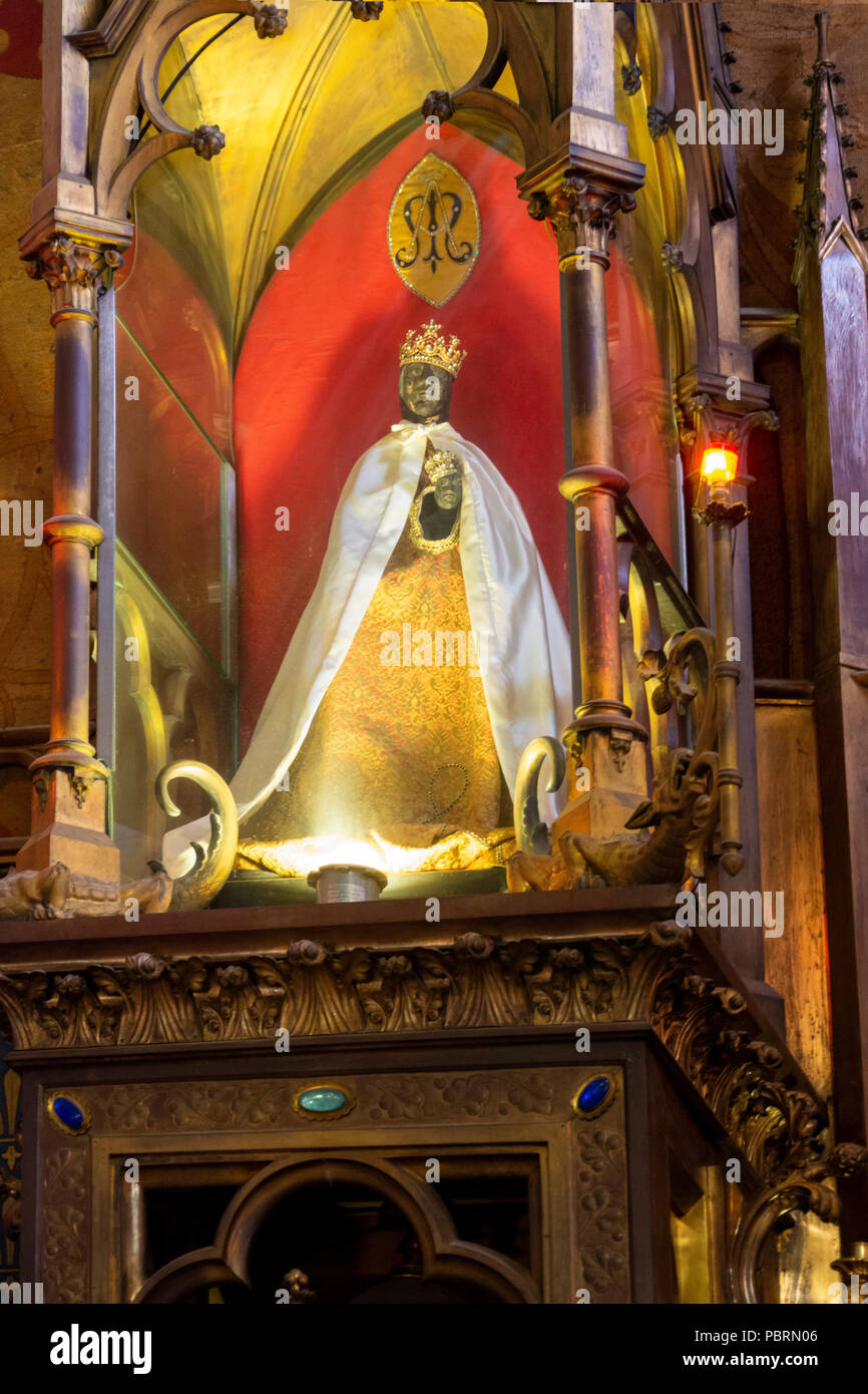 Black statue of saint james hi-res stock photography and images - Alamy