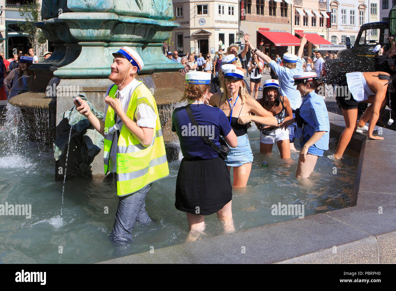 Female graduate hats hi-res stock photography and images - Alamy
