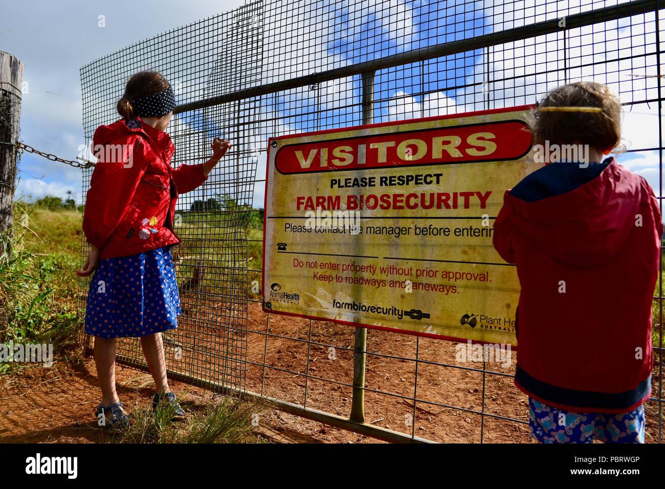 Visitors please respect farm biosecurity sign hi-res stock photography ... Visitors please respect farm biosecurity sign hi-res stock photography ...