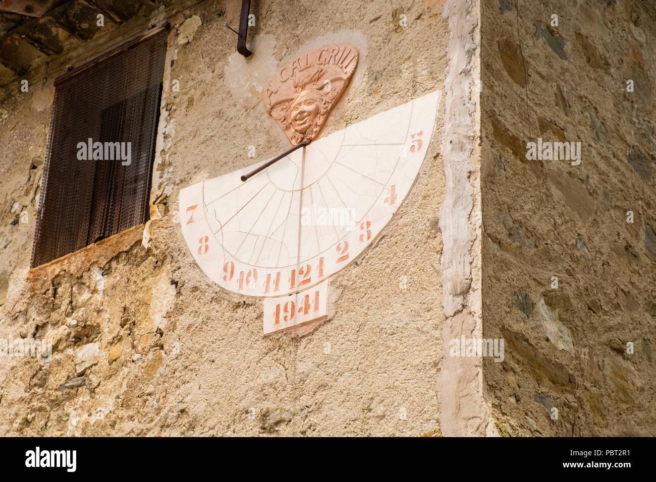 Sundial building hi-res stock photography and images - Alamy