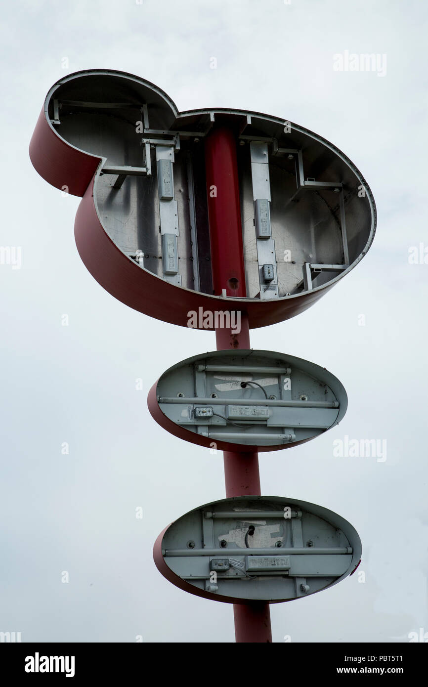 Photo of broken log hi-res stock photography and images - Alamy