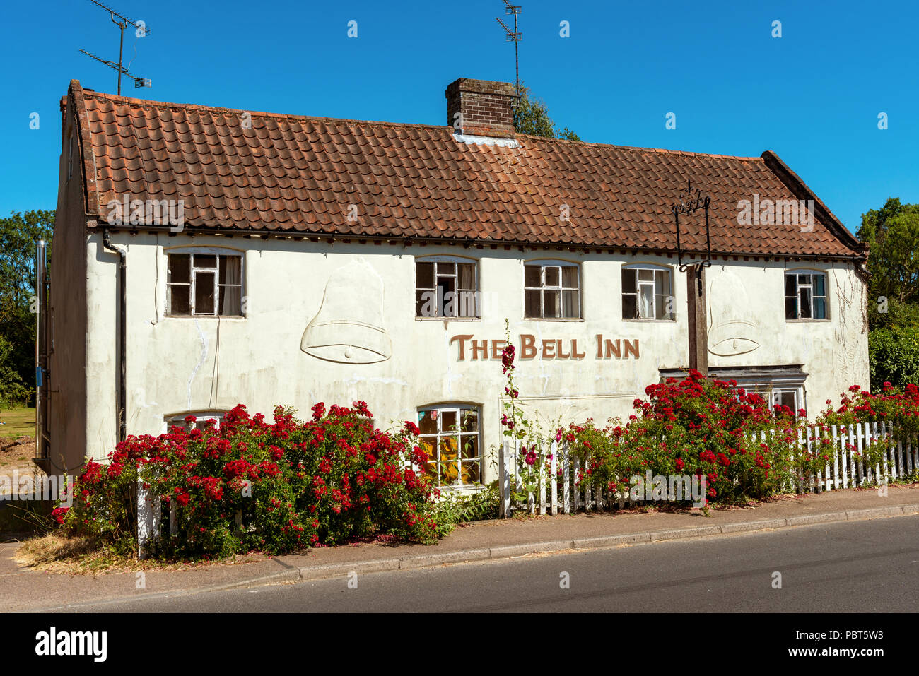Closed down public house Stock Photo - Alamy