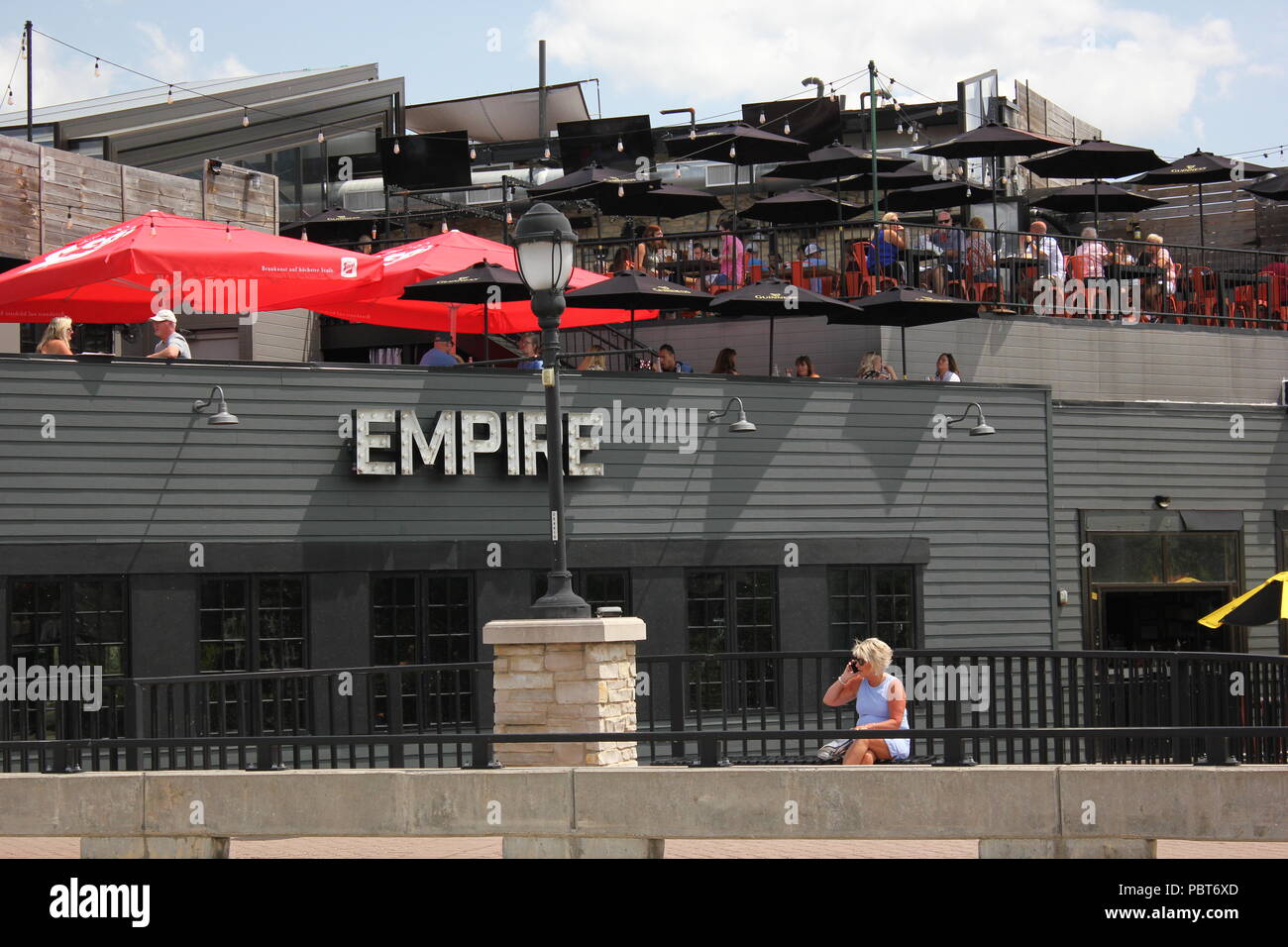 Chicago rooftop restaurant hi-res stock photography and images - Alamy
