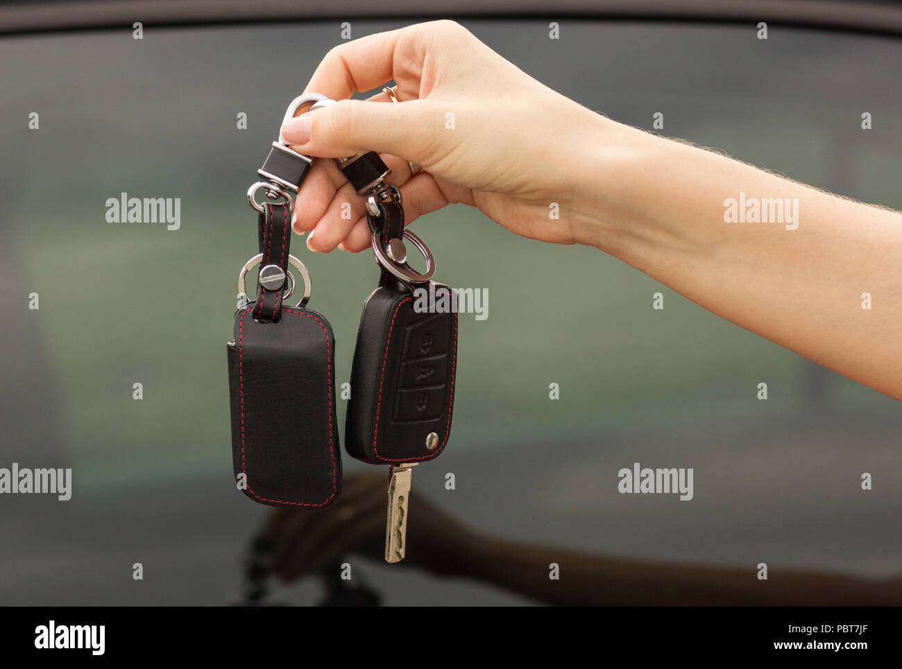 Car keys in a female hand, close-up Stock Photo - Alamy