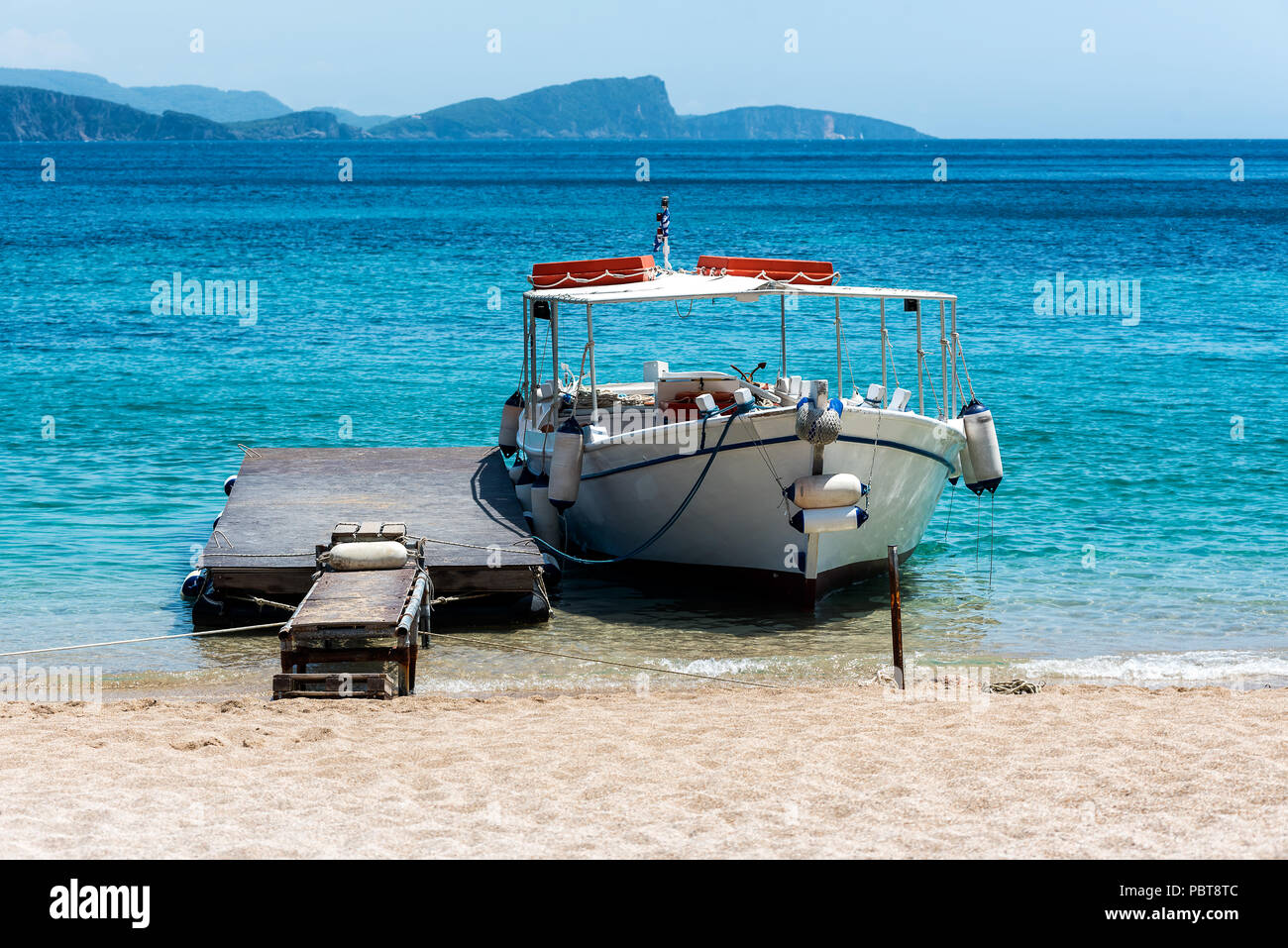 Small pier of wood hi-res stock photography and images - Alamy