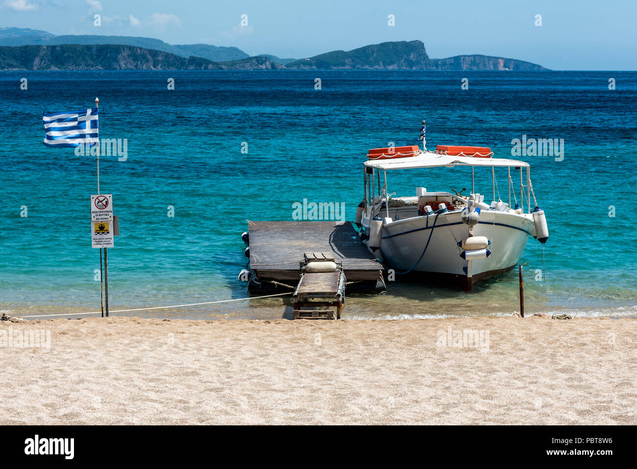 Greek flag on beach hi-res stock photography and images - Alamy