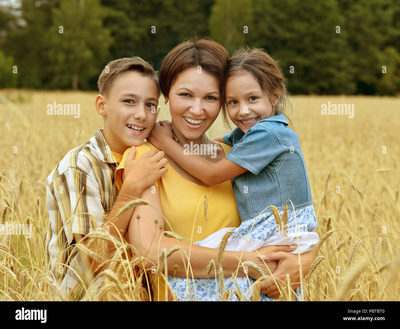 happy family outdoor Stock Photo - Alamy