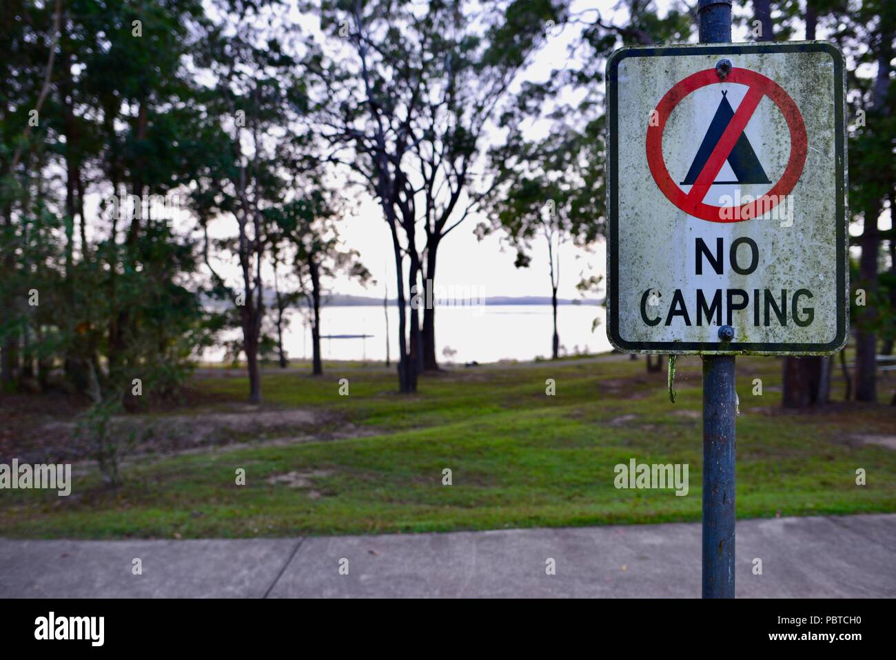 No camping sign, Lake Tinaroo, Atherton Tablelands, QLD, Australia ...