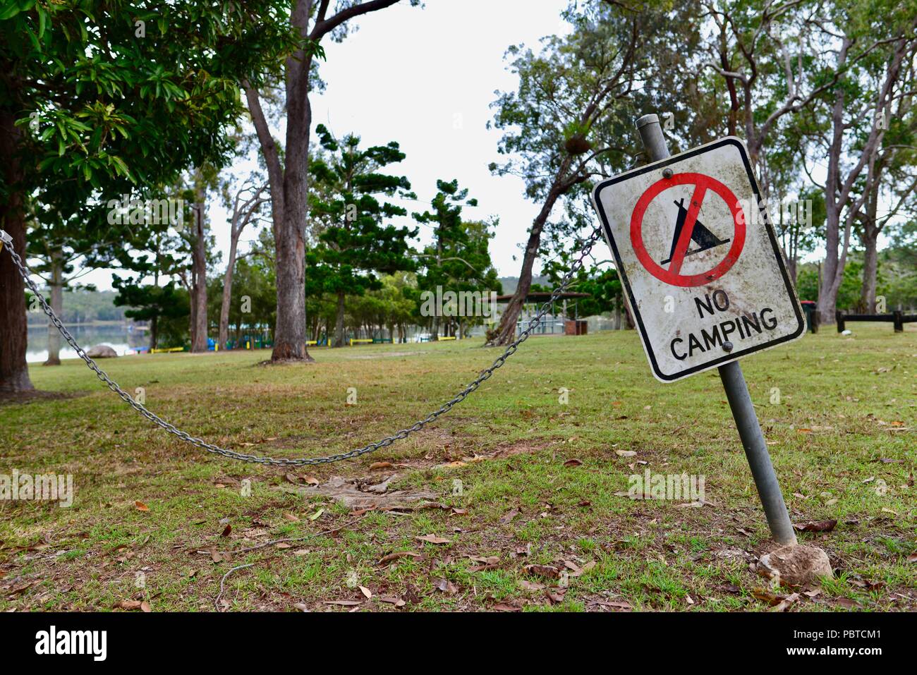 No camping sign, Lake Tinaroo, Atherton Tablelands, QLD, Australia ...