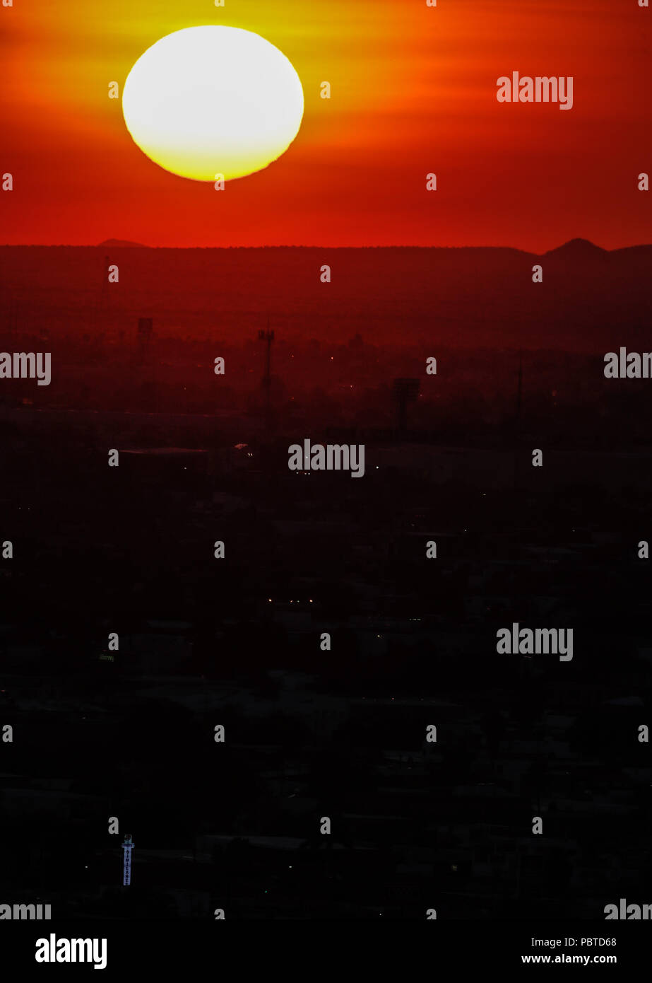 Detail of the sun hiding at dusk after a hill in the west of Hermosillo ...
