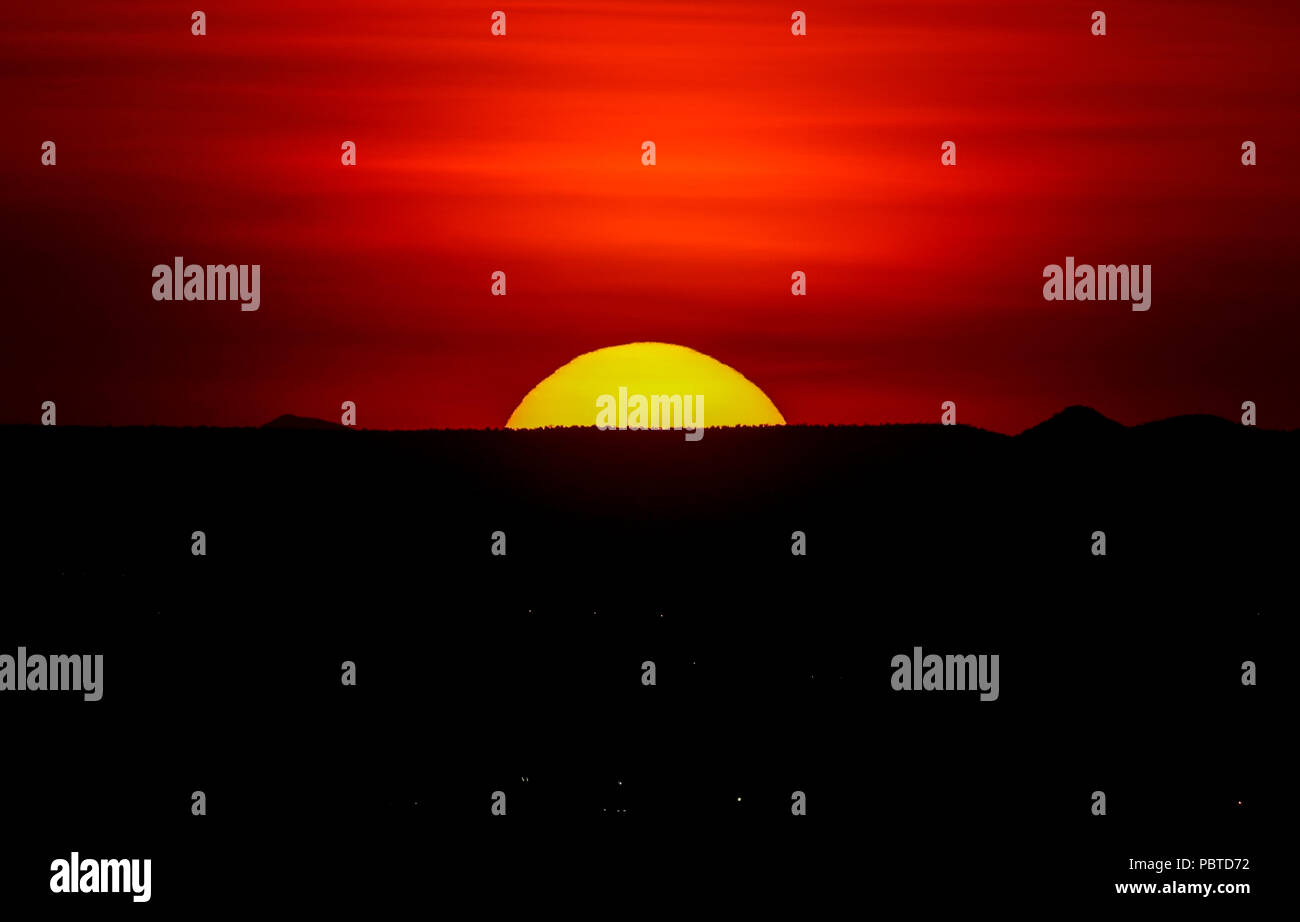 Detail of the sun hiding at dusk after a hill in the west of Hermosillo ...
