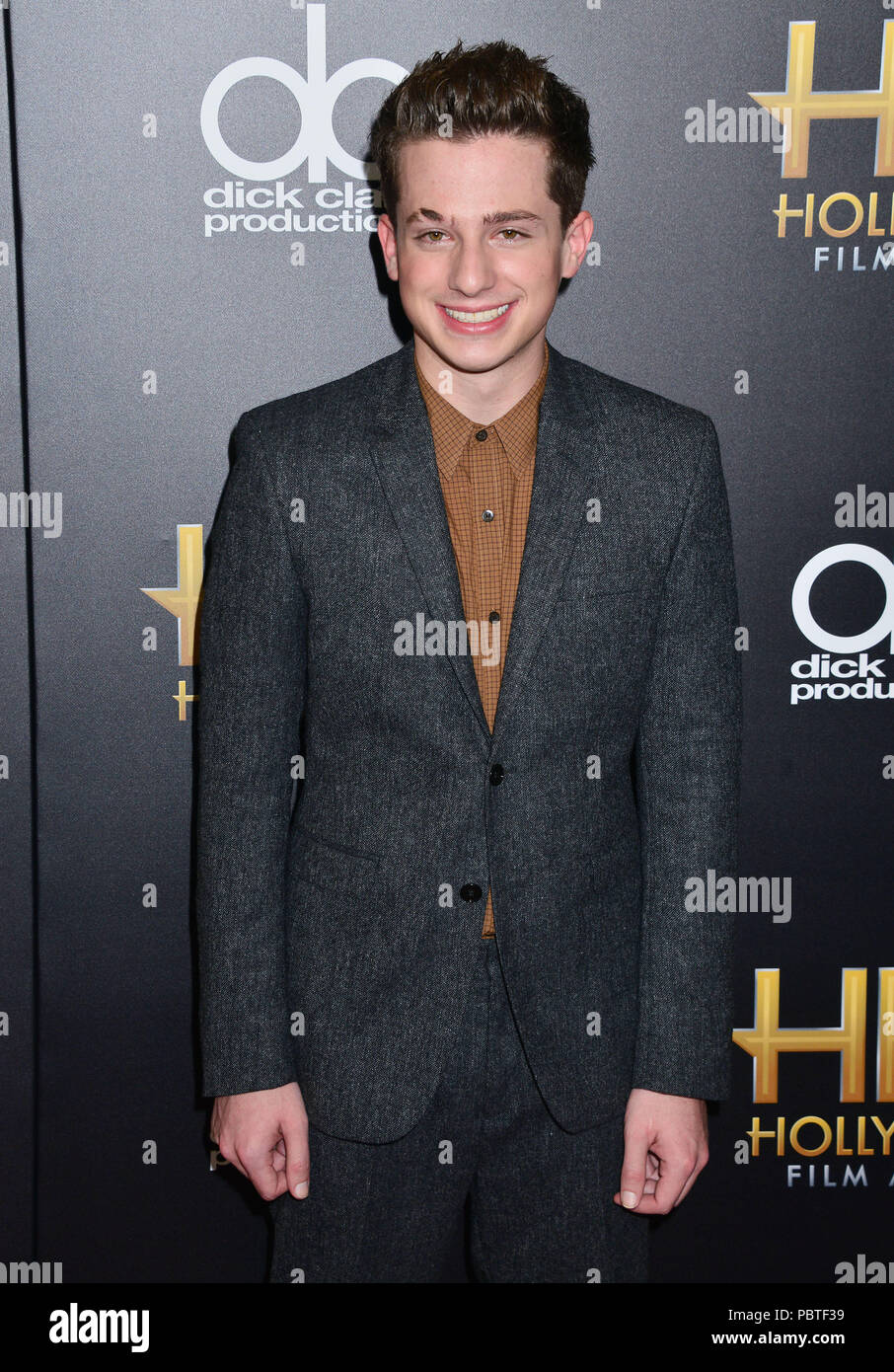 Charlie puth red carpet hi-res stock photography and images - Alamy