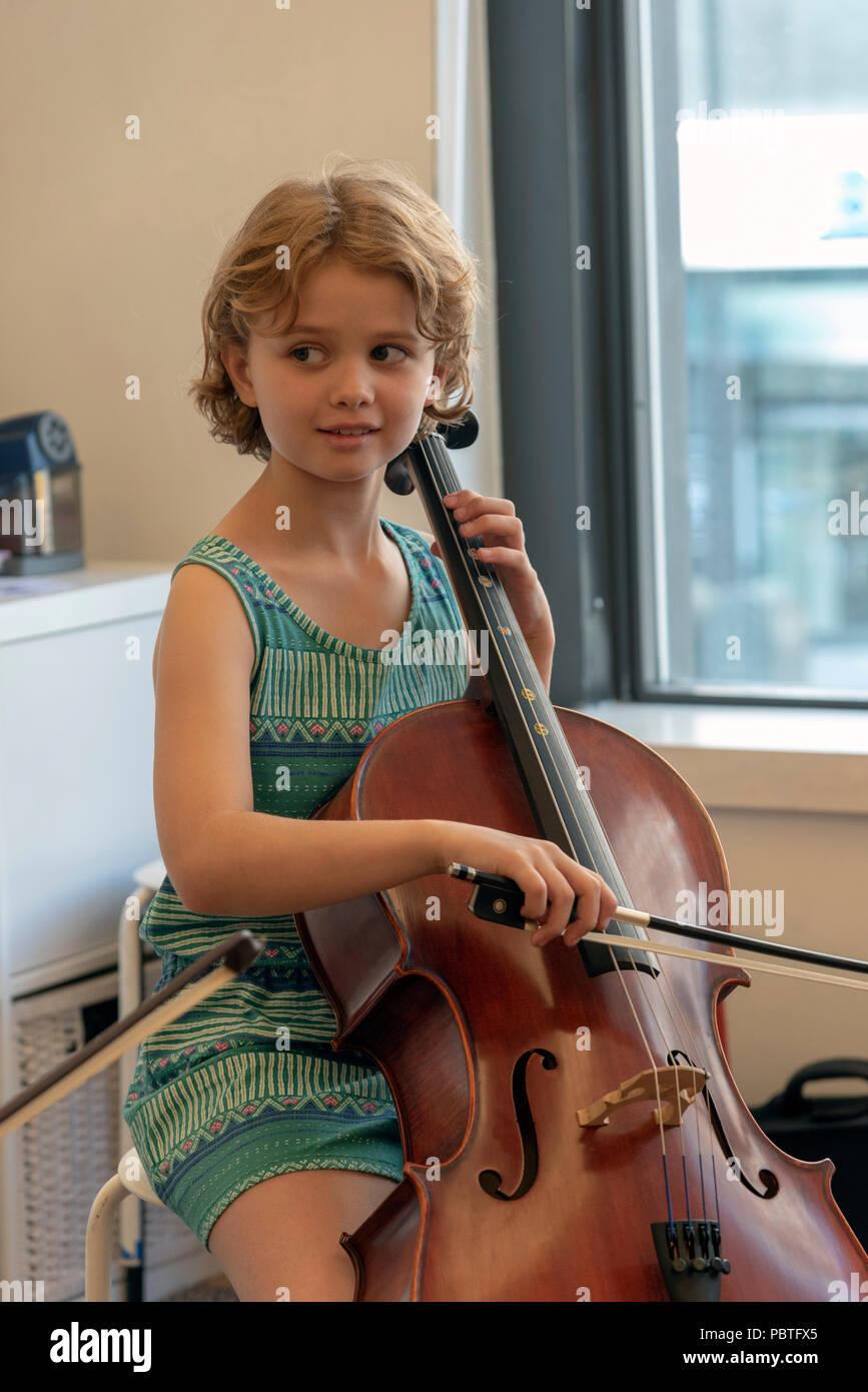 Cellist student hi-res stock photography and images - Alamy