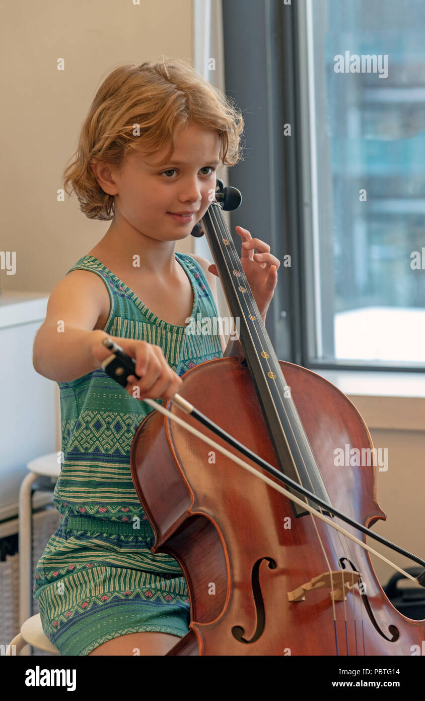 Cellist student hi-res stock photography and images - Alamy