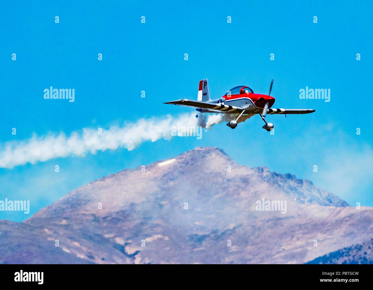 Flying team hi-res stock photography and images - Alamy