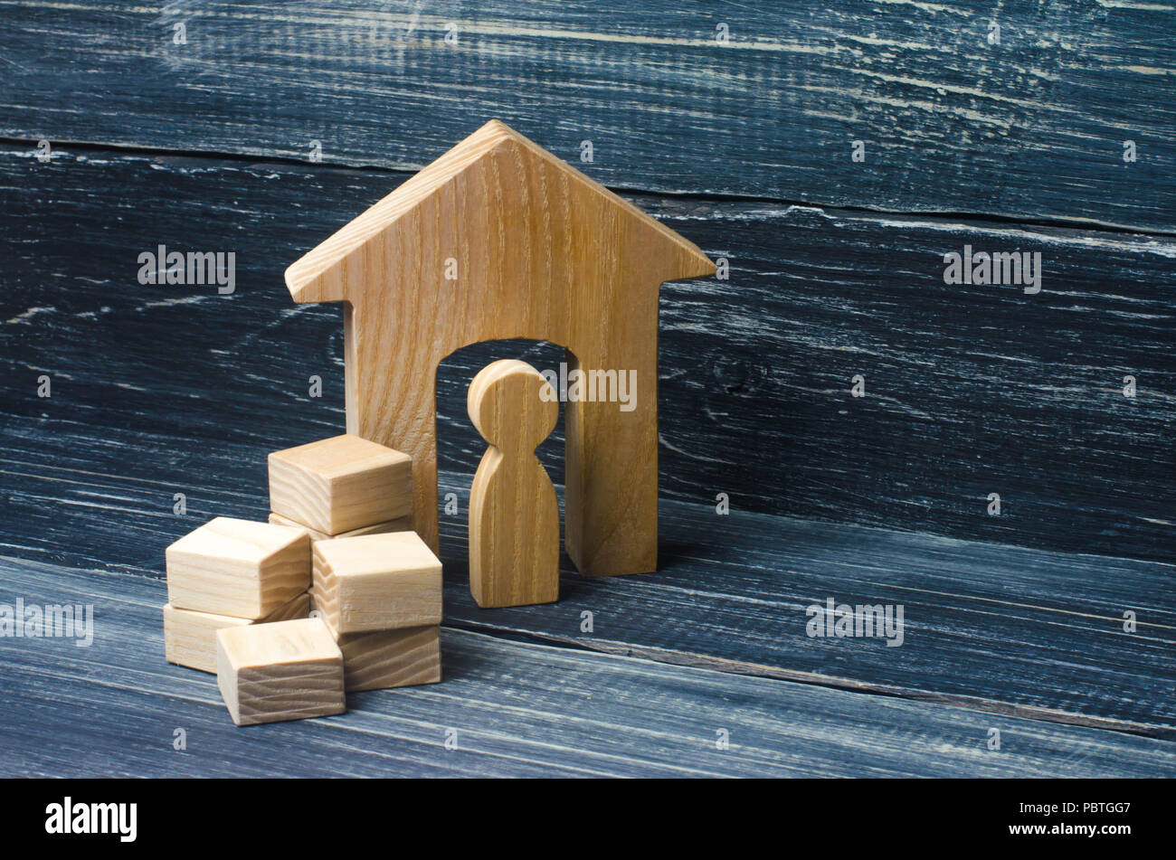 Family enters new home hi-res stock photography and images - Alamy