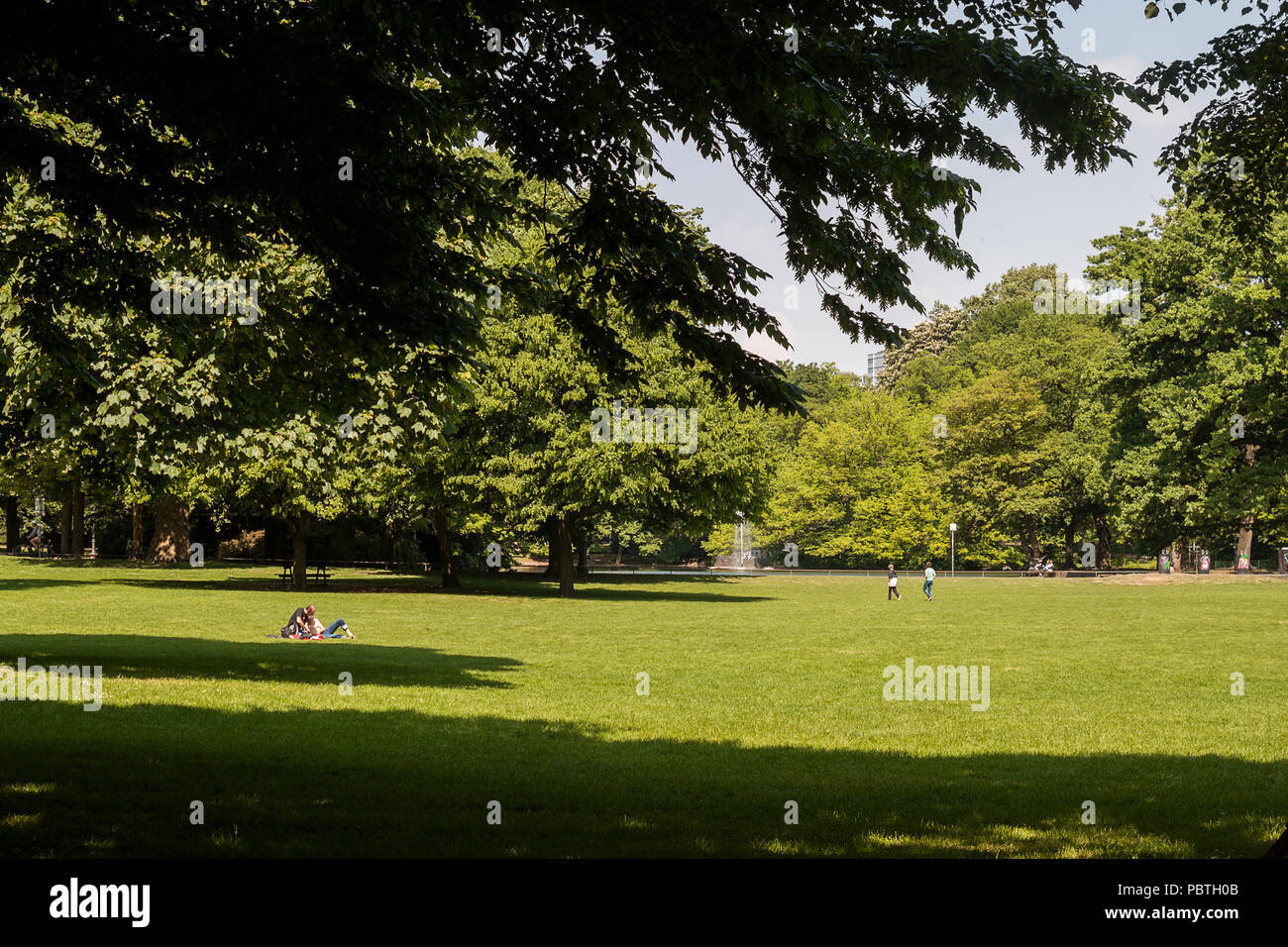Beautiful park scene in the Volksgarten Park in Cologne, Germany Stock ...