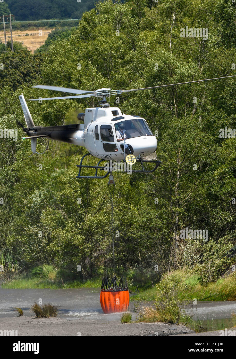 Helicopter with water bucket hi-res stock photography and images - Alamy