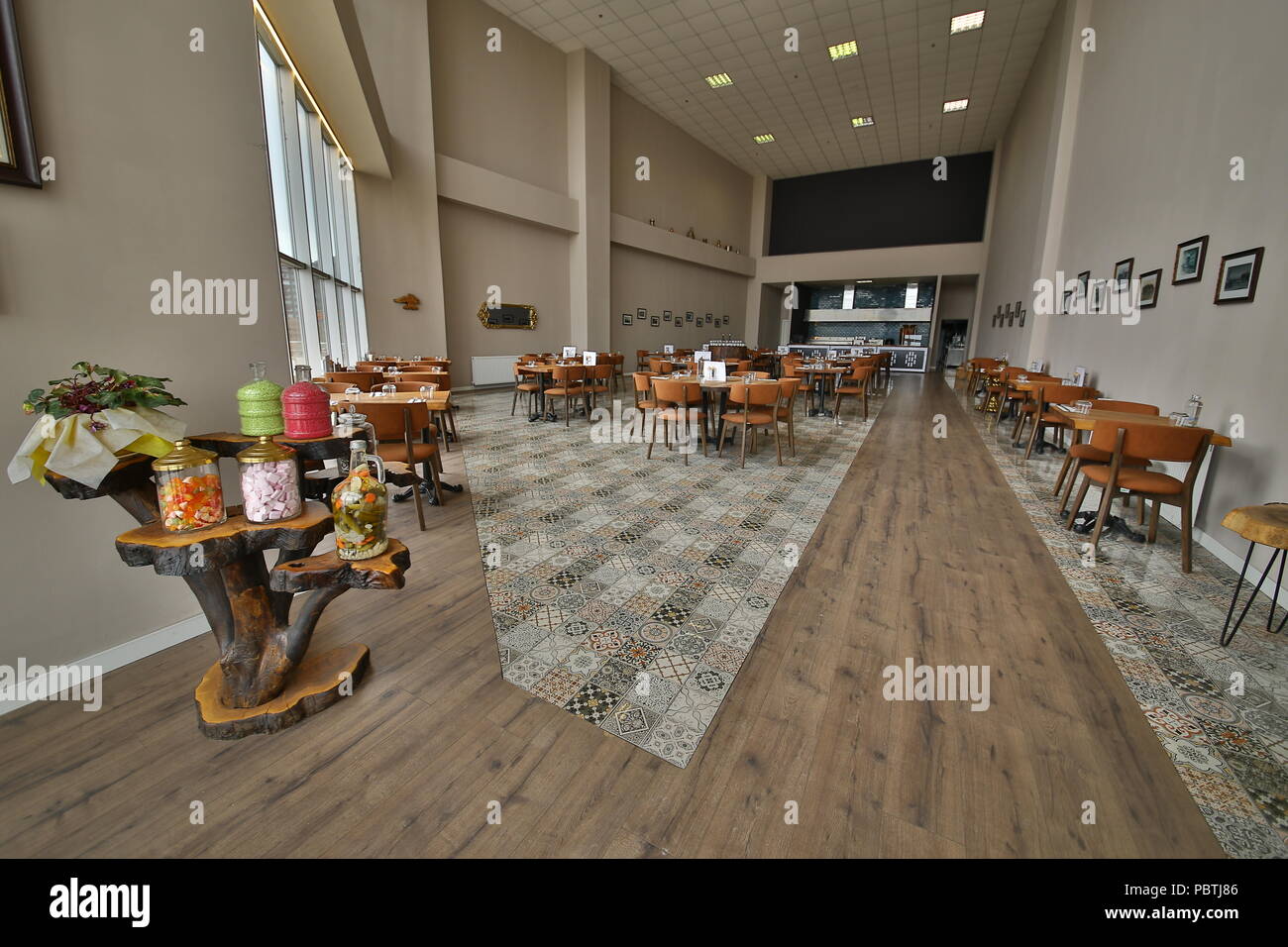 Interior of empty modern restaurant and coffee shop Stock Photo - Alamy