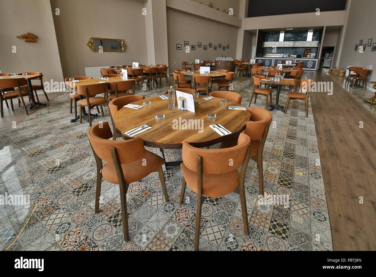 Interior of empty modern restaurant and coffee shop Stock Photo - Alamy