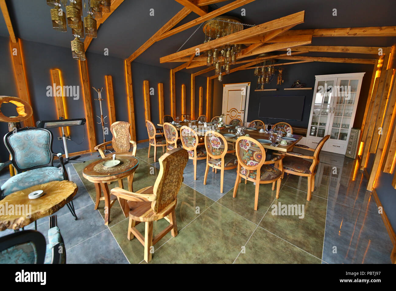 Empty pub seats hi-res stock photography and images - Alamy