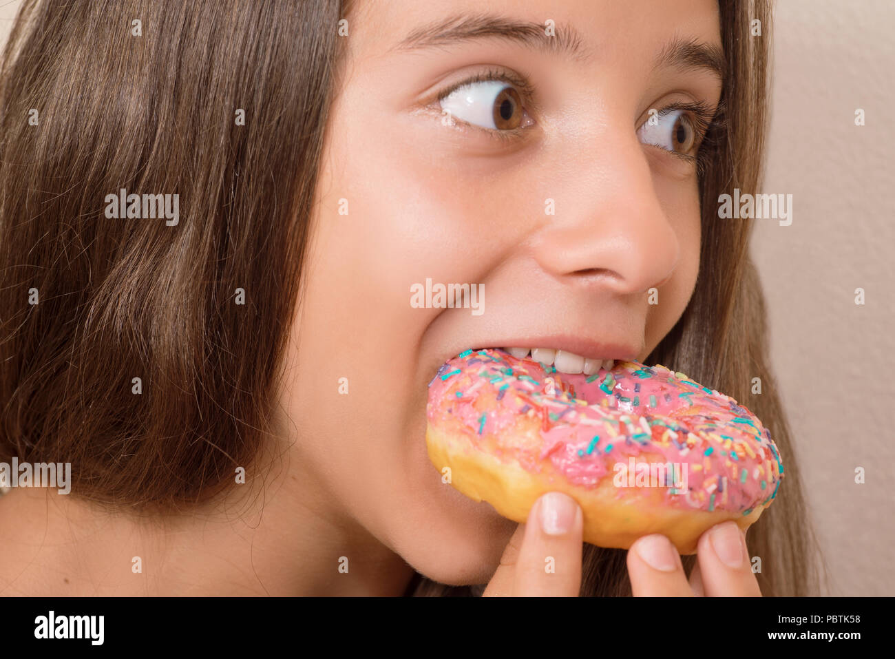 Kids eating donuts hi-res stock photography and images - Alamy