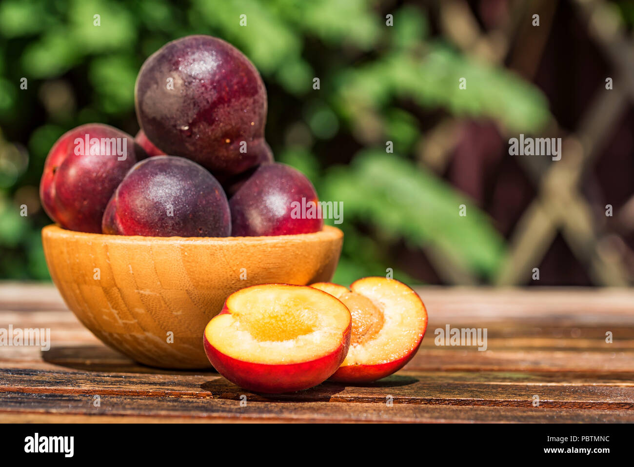 Pluot hi-res stock photography and images - Alamy