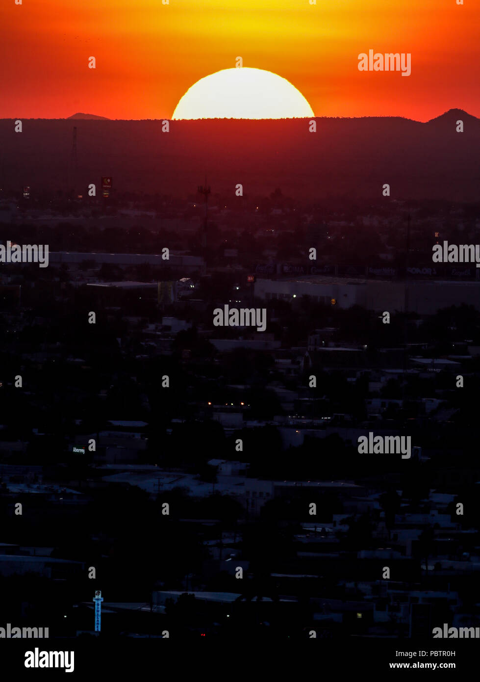 Detail of the sun hiding at dusk after a hill in the west of Hermosillo ...