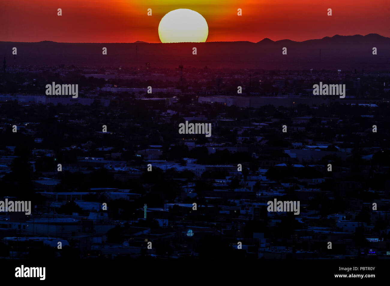 Detail of the sun hiding at dusk after a hill in the west of Hermosillo ...