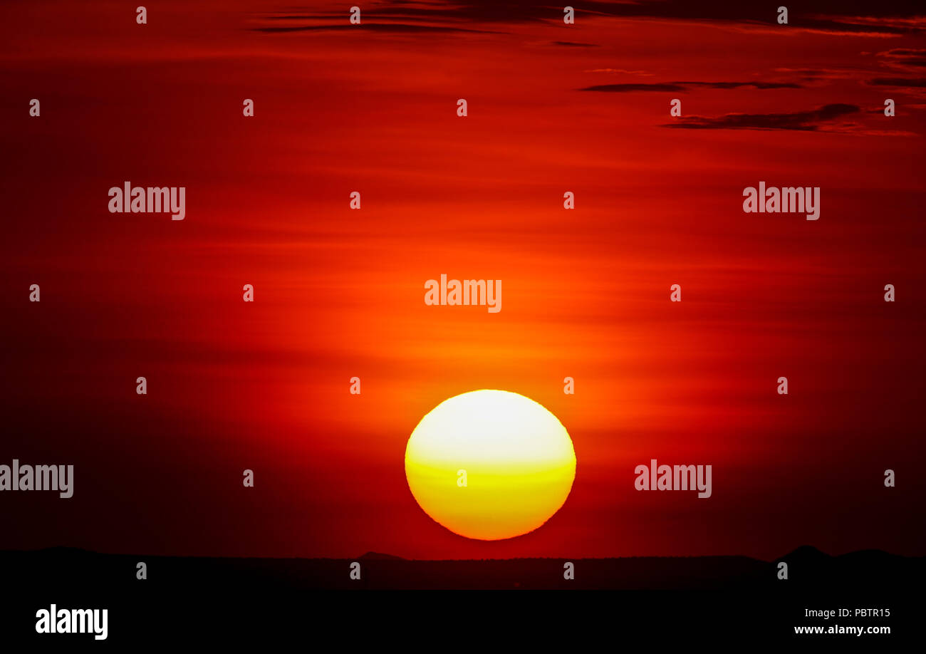 Detail of the sun hiding at dusk after a hill in the west of Hermosillo ...