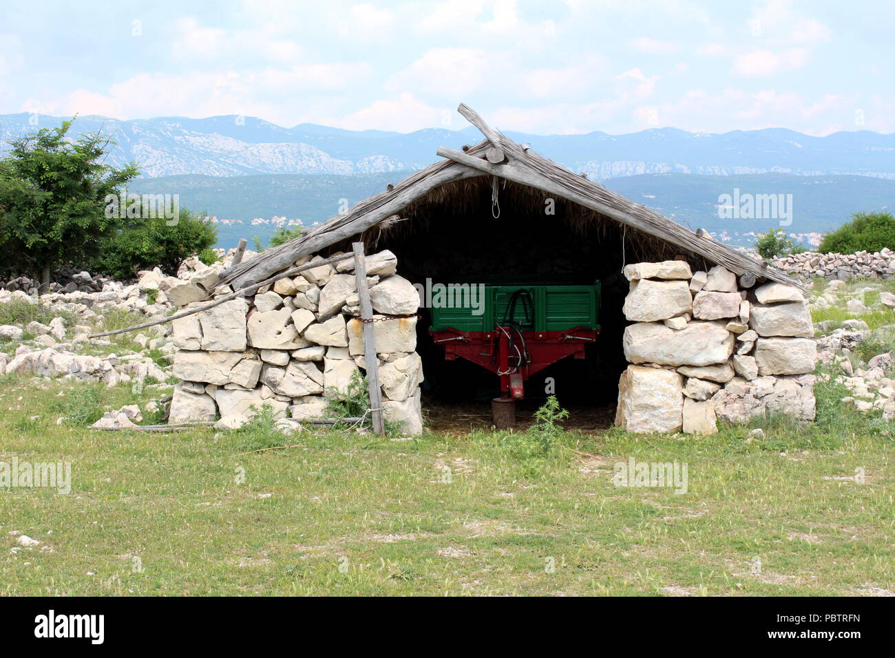 Hay roof hi-res stock photography and images - Alamy