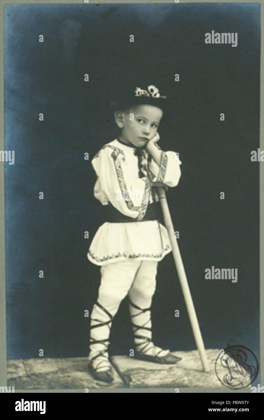 Adler - Costum popular românesc de copil din Tulgheş Stock Photo - Alamy