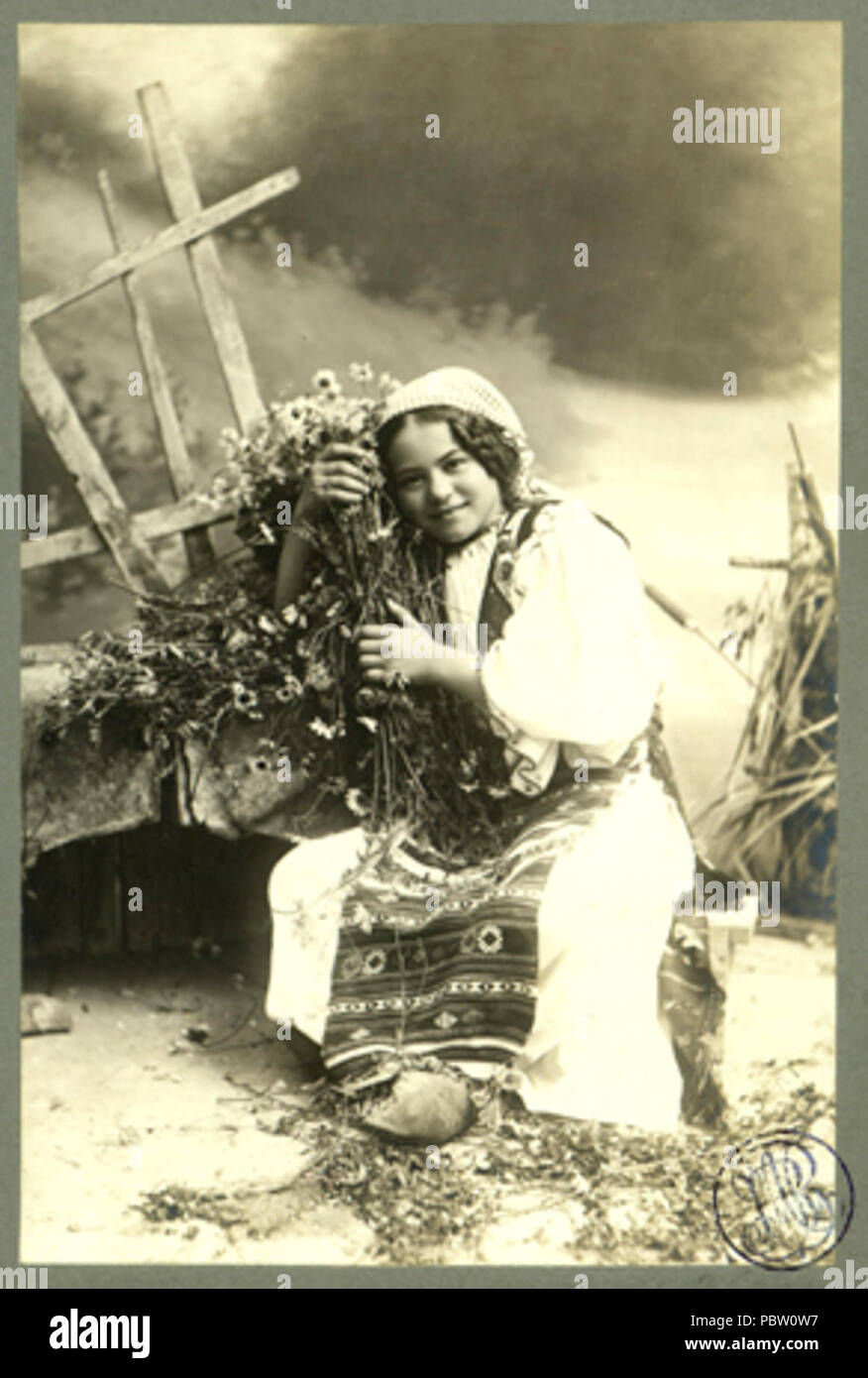 Adler - Costum popular românesc din Tulgheş Stock Photo - Alamy