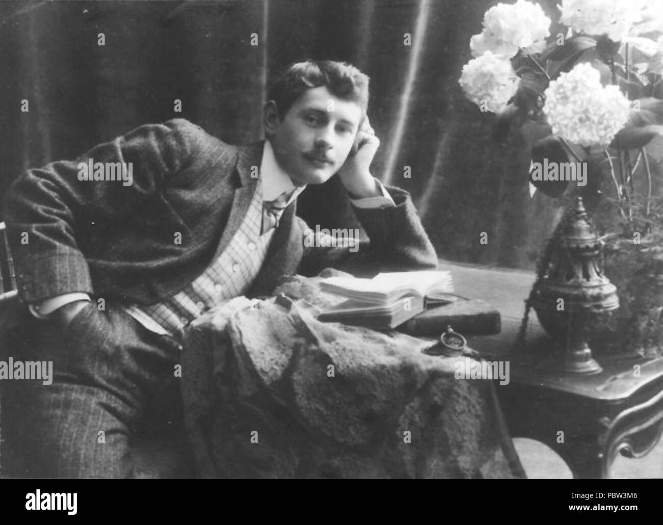 Jacques d'Adelswärd-Fersen accoudé à une table Stock Photo - Alamy